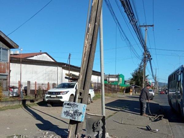 Saesa trabaja intensamente para reponer poste chocado en avenida Picarte en Valdivia | Radio ...